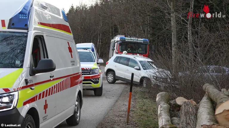 Oö: Zwei Verletzte bei Pkw-Kollision mit Baum in Pettenbach - Fireworld.at