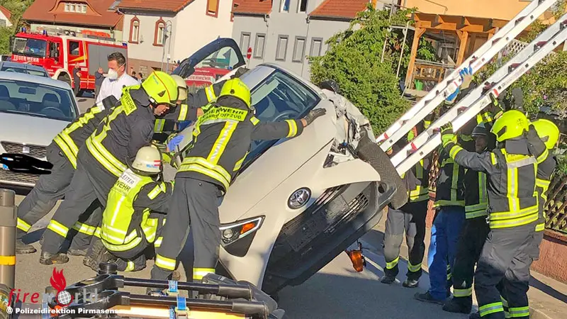 D: Personenrettung aus Pkw nach Kollision mit Mauer und Stromverteilerkasten - Fireworld.at