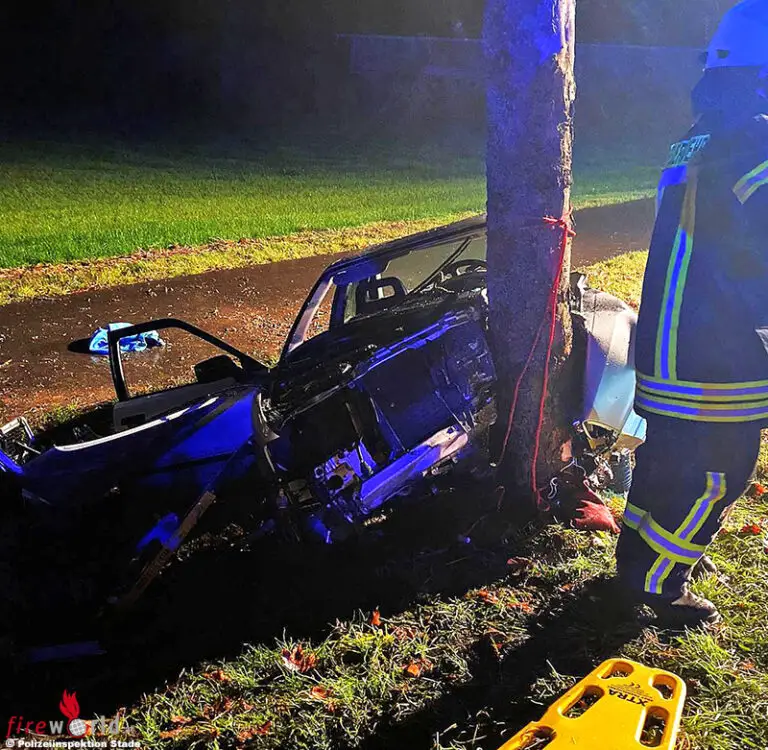 D: Ehepaar kracht bei Harsefeld gegen Baum → Mann (89) lebensgefährlich verletzt, Frau (83 ...