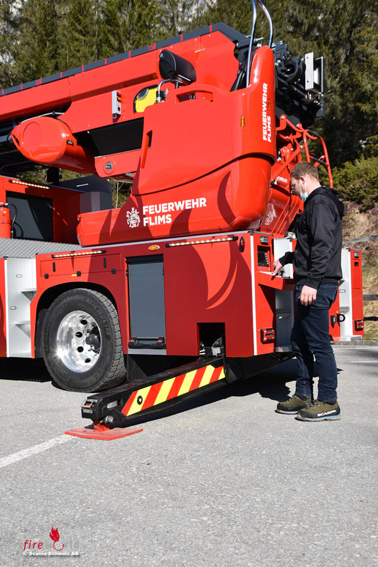 Schweiz: Neue Gimaex-Drehleiter der Feuerwehr Flims auf Scania P360 ...