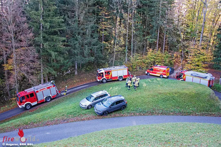 Bayern: Traktor-Jauchefass-Gespann in Marktschellenberg über Steilhang ...