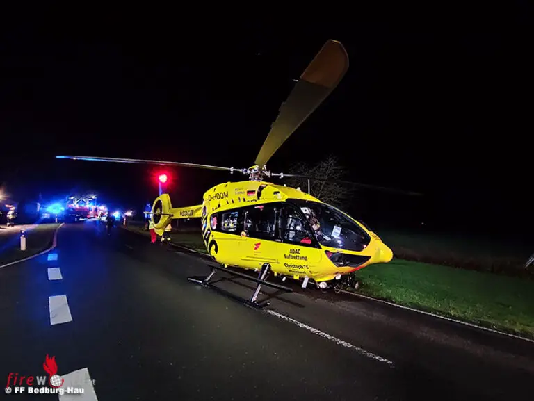 D: Pkw kracht mit Beifahrerseite in Bedburg-Hau gegen Baum → Rettungshubschrauber-Einsatz ...