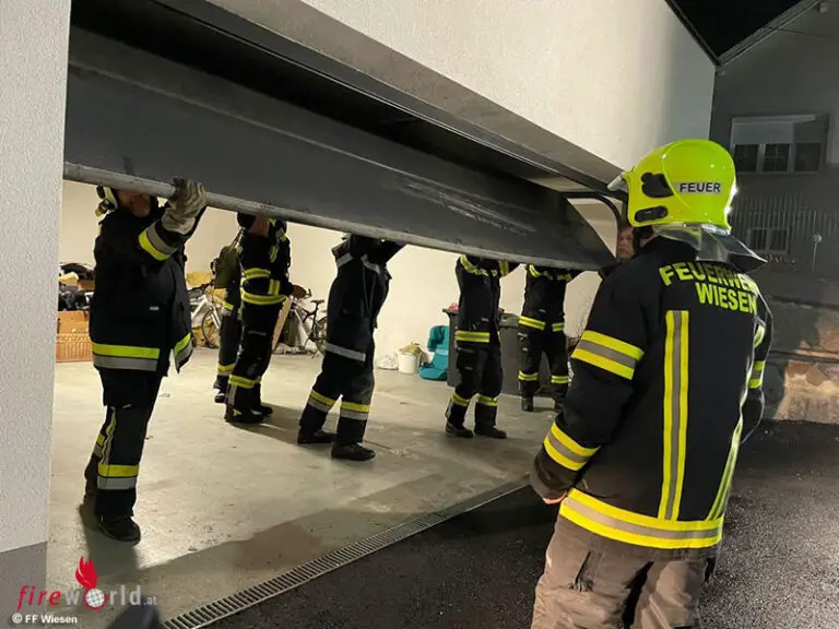 Bgld: Pkw kollidiert bei Unfall in Wiesen mit Garagentor - Fireworld.at