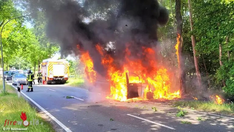 D: Mercedes Vito-Taxi nach frontaler Kollision mit Baum in Salzhausen in Vollbrand → Frau und ...