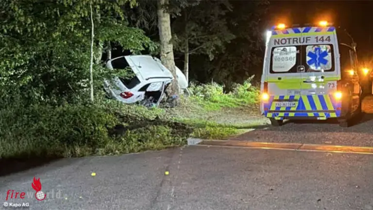 Schweiz: 28-Jährige nach Pkw-Kollision mit Baum in Bremgarten eingeklemmt - Fireworld.at