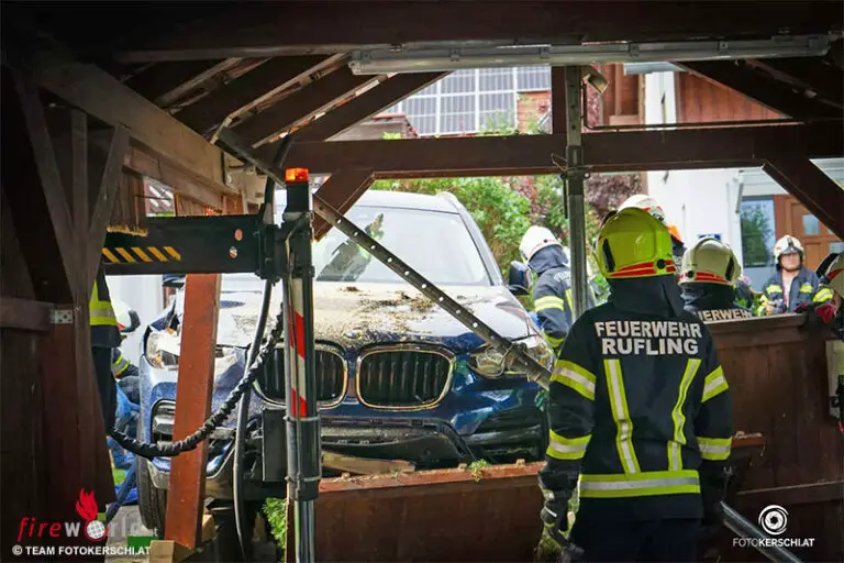 Oö: Gas und Bremse verwechselt → Pkw krachte in Leonding in Carport - Fireworld.at
