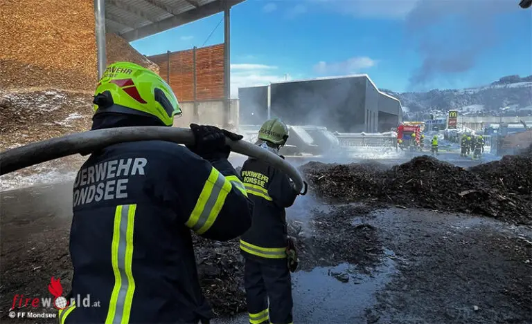 Oö: 13-Stunden-Einsatz bei Brand im Hackschnitzellager im Heizwerk Mondsee - Fireworld.at