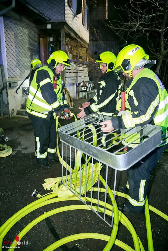 Vbg: Holzbalken hinter Kamin bzw. Wand in Haus in Götzis in Brand ...