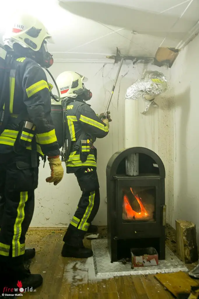 Vbg: Holzbalken hinter Kamin bzw. Wand in Haus in Götzis in Brand ...