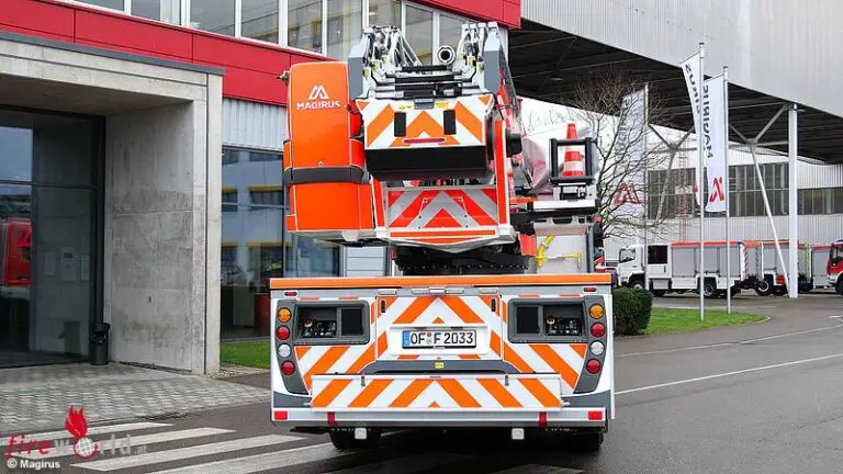 D: Erste Drehleiter mit innovativer Magirus SmartControl-Technologie ...