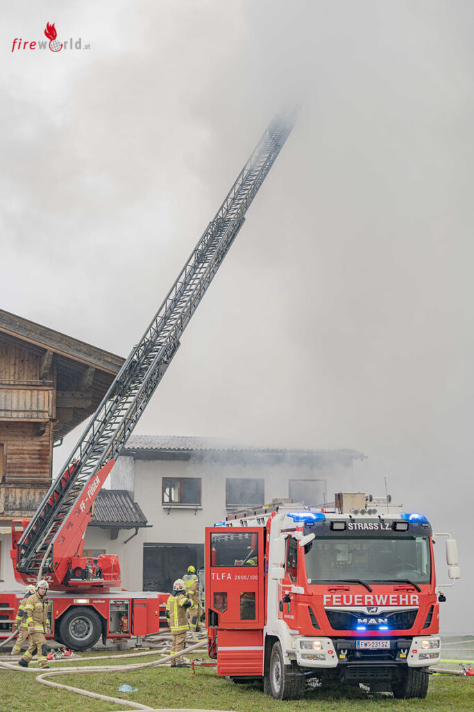 Tirol: 9 Feuerwehren bei Großbrand Wirtschaftsgebäude in Straß im ...