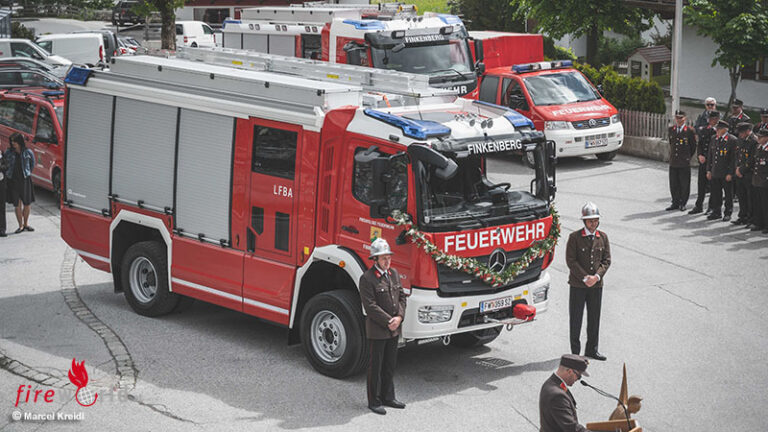 Tirol: Feuerwehr Finkenberg segnet neues LFB-A - Fireworld.at