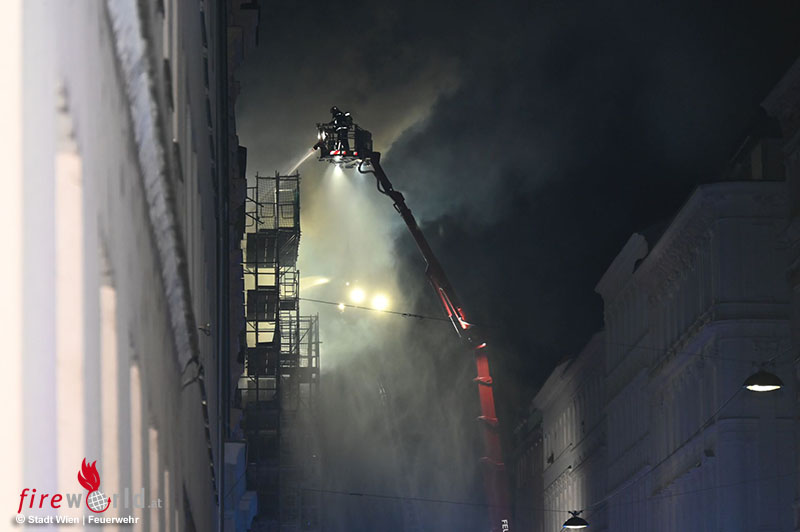 Wien: Alarmstufe 3 bei Dachbrand im 20. Bezirk → 85 Personen von ...